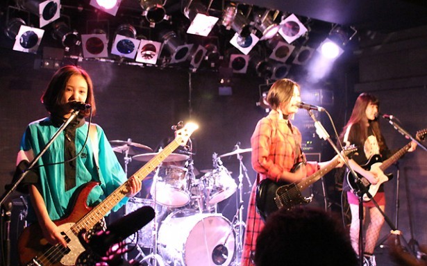 GIRLFRIEND(バンド)のメンバーや経歴！使用機材やライブも！